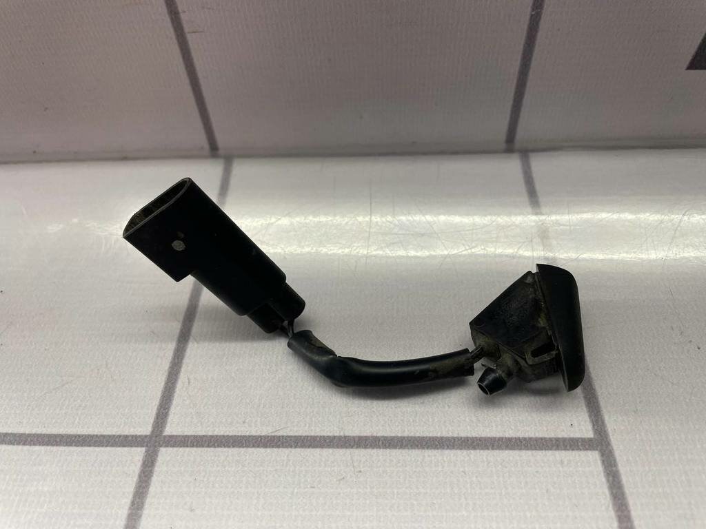 Форсунка омывателя лобового стекла Ford Focus 1 1998-2004