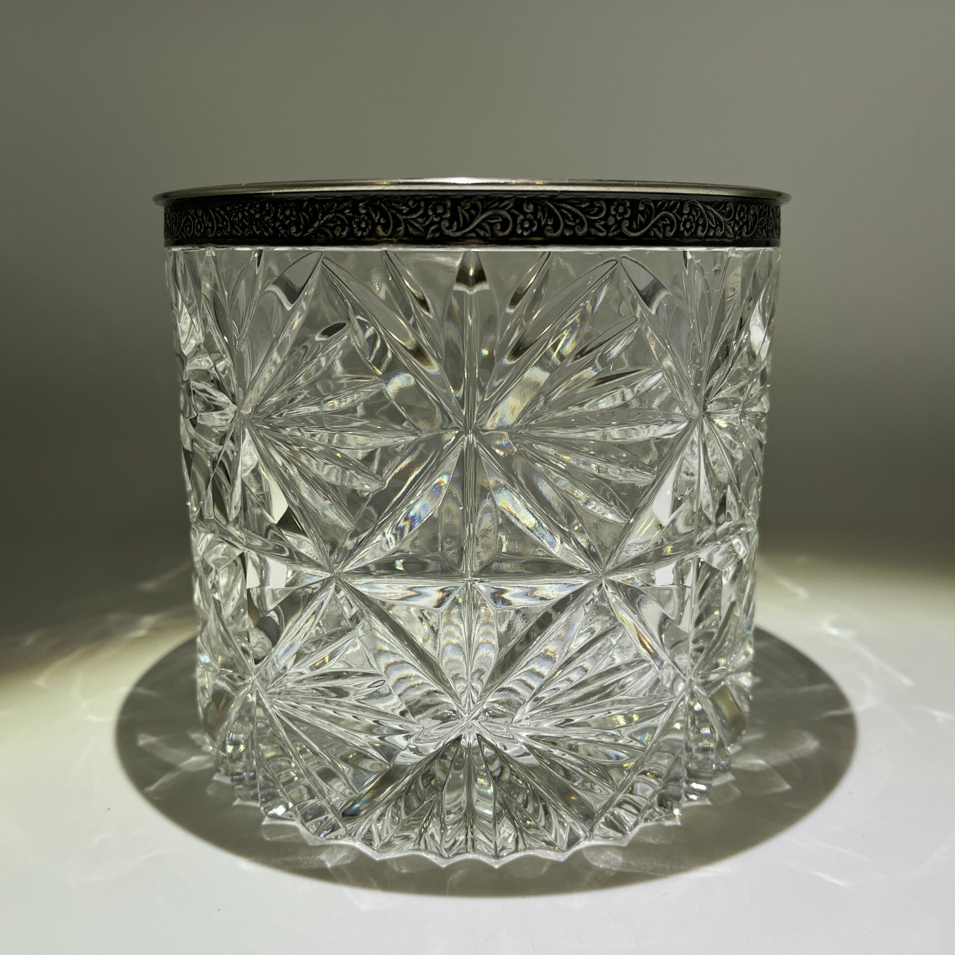 Конфетница (глубокая), украшенная орнаментальной окантовкой по борту, хрусталь