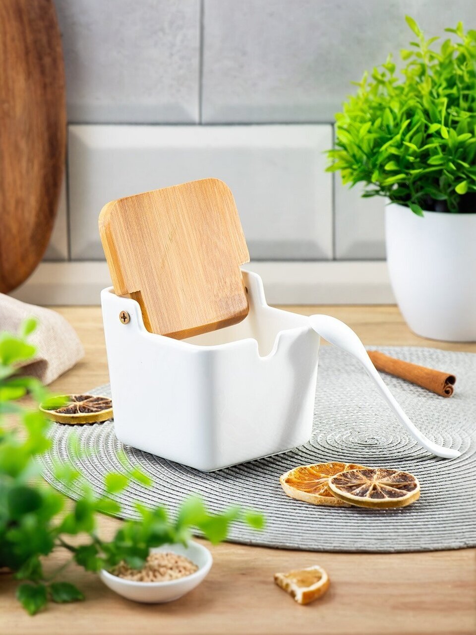 Банка для сыпучих продуктов керамическая с крышкой и ложкой, 0.26 л, белая, Y4-5026