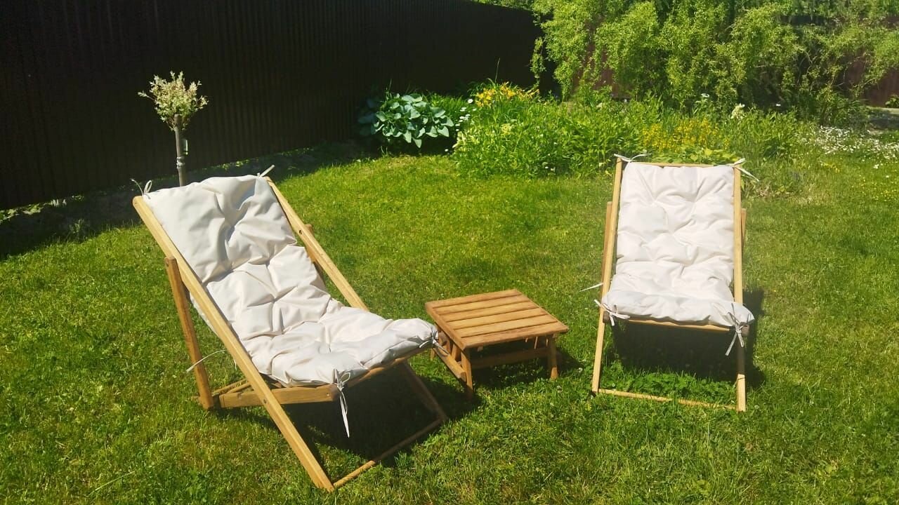 Villis / Кoмплект садовой мебели Шезлонг складной c бежевыми подушками 2 шт +столик / Натуральное дерево, липа, окрашенный