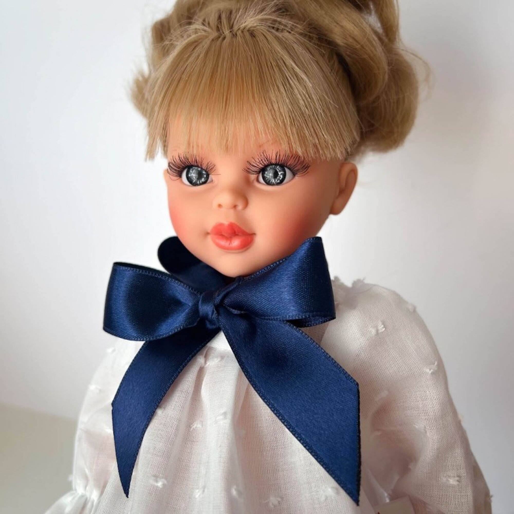 Кукла ASI "Sabrina", в элегантном наряде, высота 40 см, синий/белый