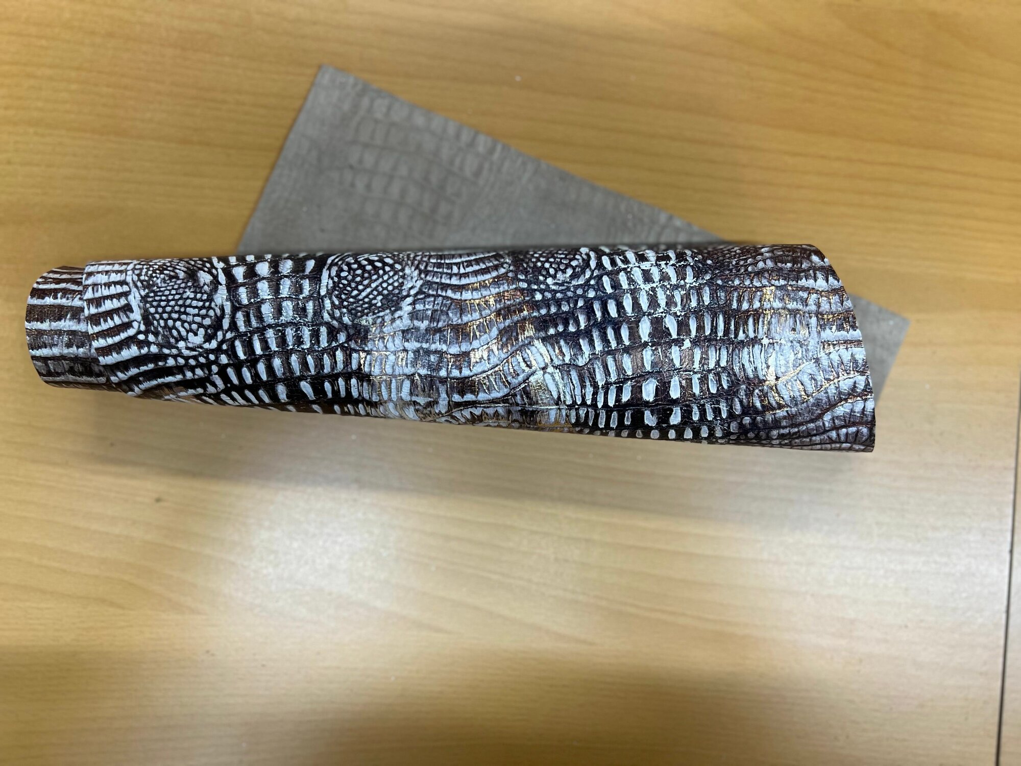 Кожа КРС под крокодила в коричневом окрасе с золотисто серебряной отделкой