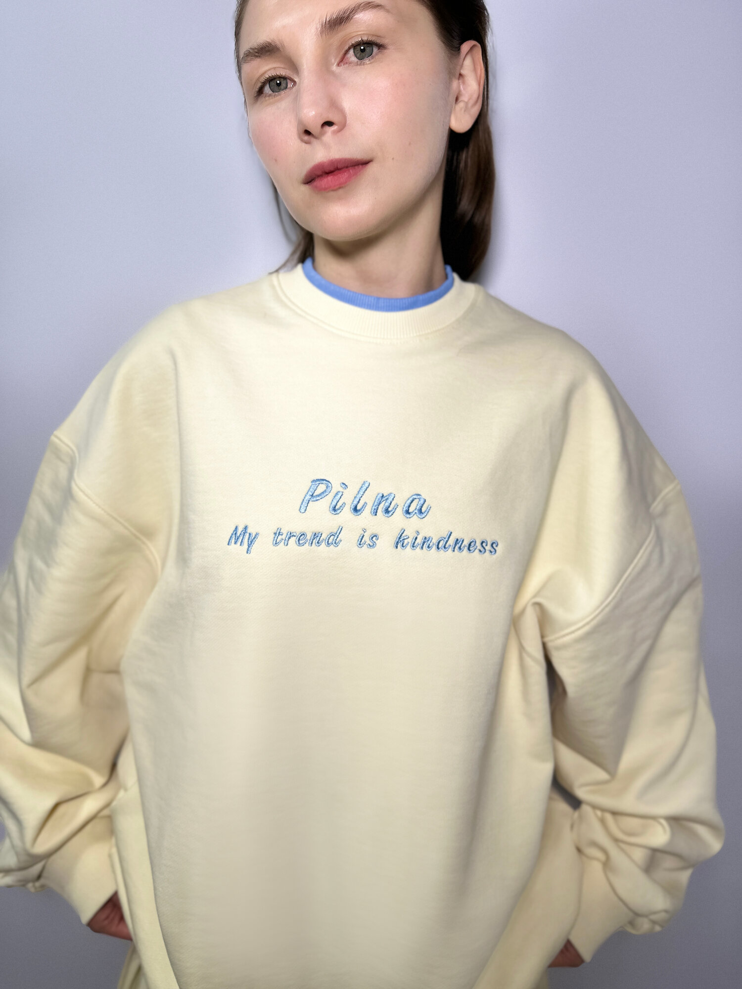 Свитшот  Pilna из плотного 100% хлопка с двойной горловиной, экрю, XS-S