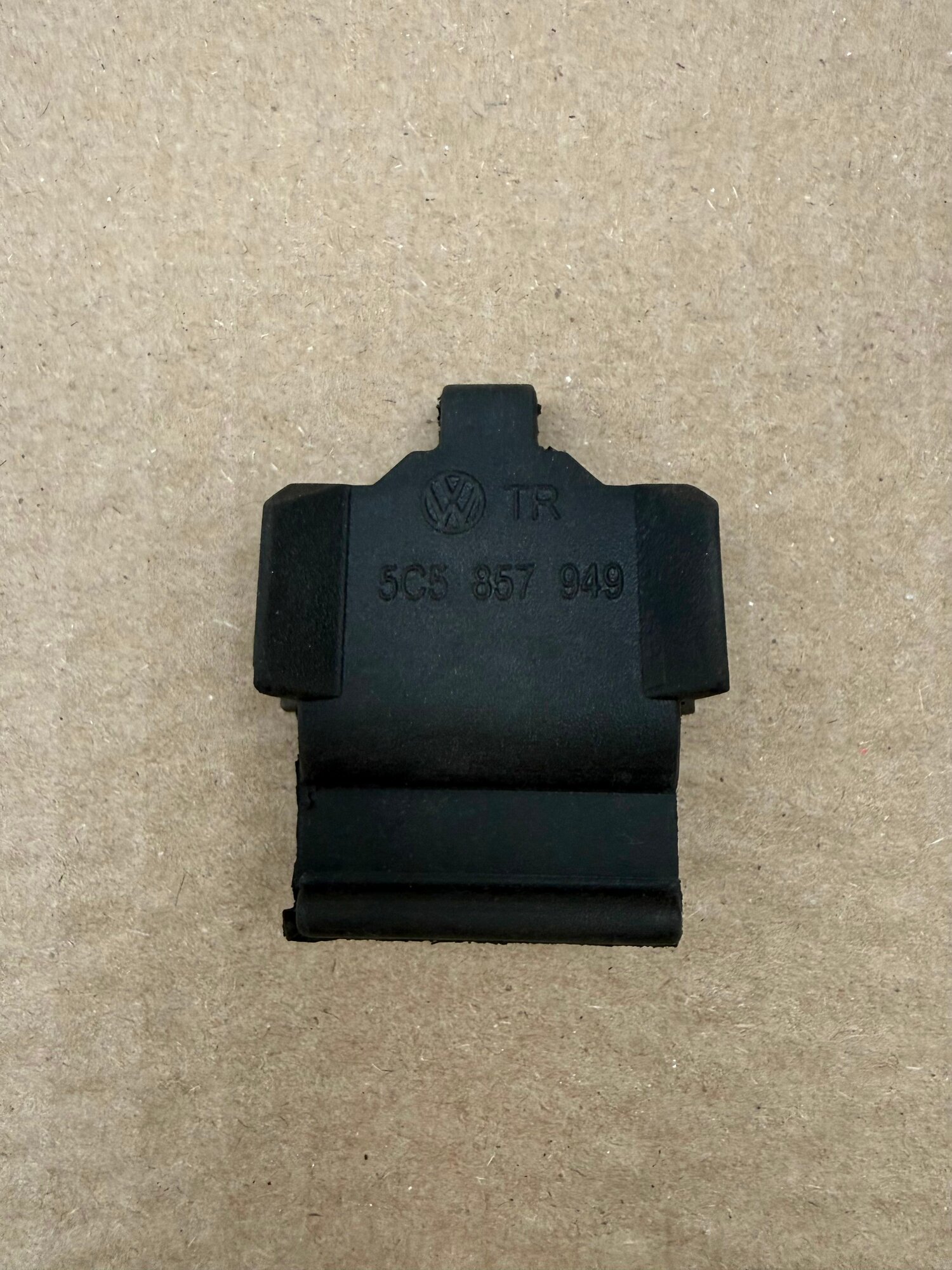 5C5857949 Втулка насадка-наконечник VAG оригинал, новый, уплотнитель пластикового каркаса инструментальной панели резиновый, крепеж, резина