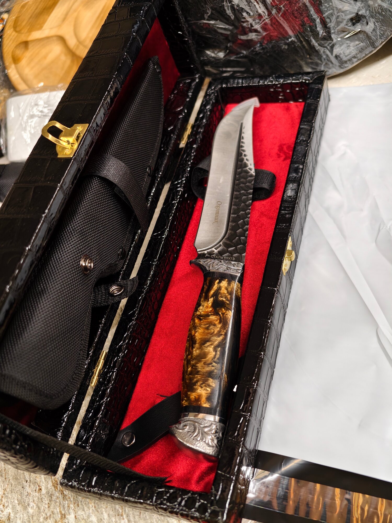 Нож охотничий "Дамаск", акриловая коричневая рукоять, в ножнах, с подарочной коробкой, из медицинской стали