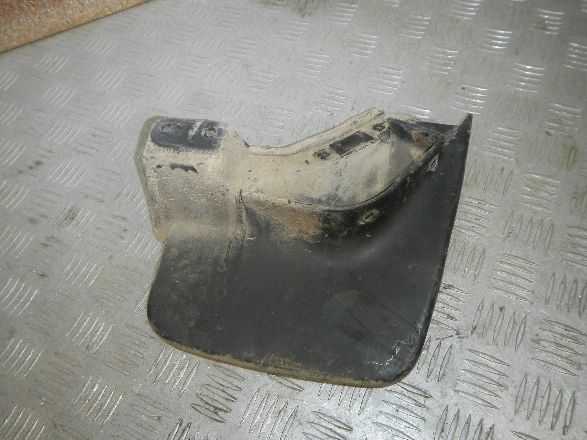 Б/У Брызговик передний правый, ВАЗ (VAZ)-LADA NIVA TRAVEL (CHEVROLET NIVA) LADA NIVA TRAVEL (CHEVROLET NIVA) Царапины. 5...