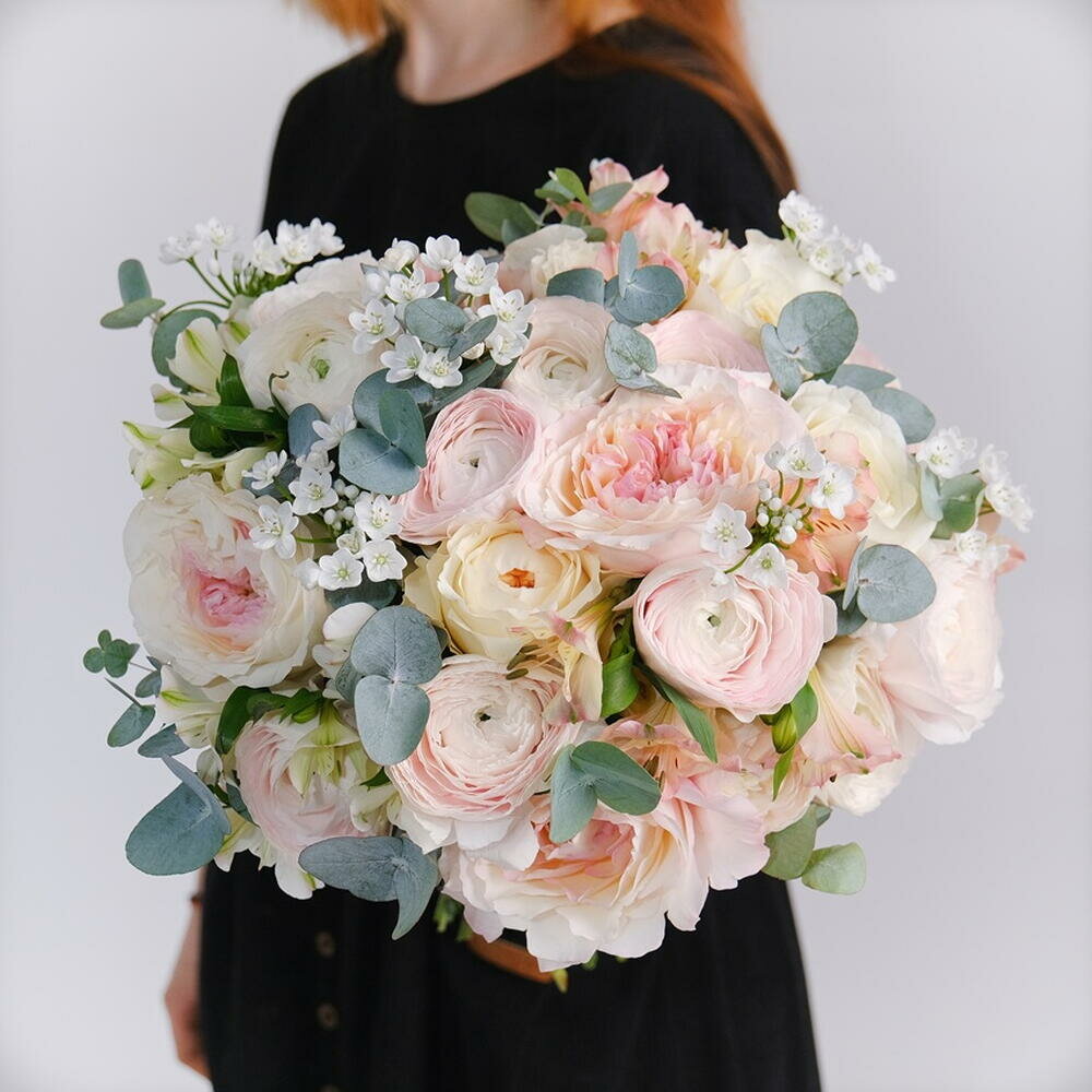 Букет живых цветов Ранункулюсы и пионовидные розы в букете "Тайная нежность"