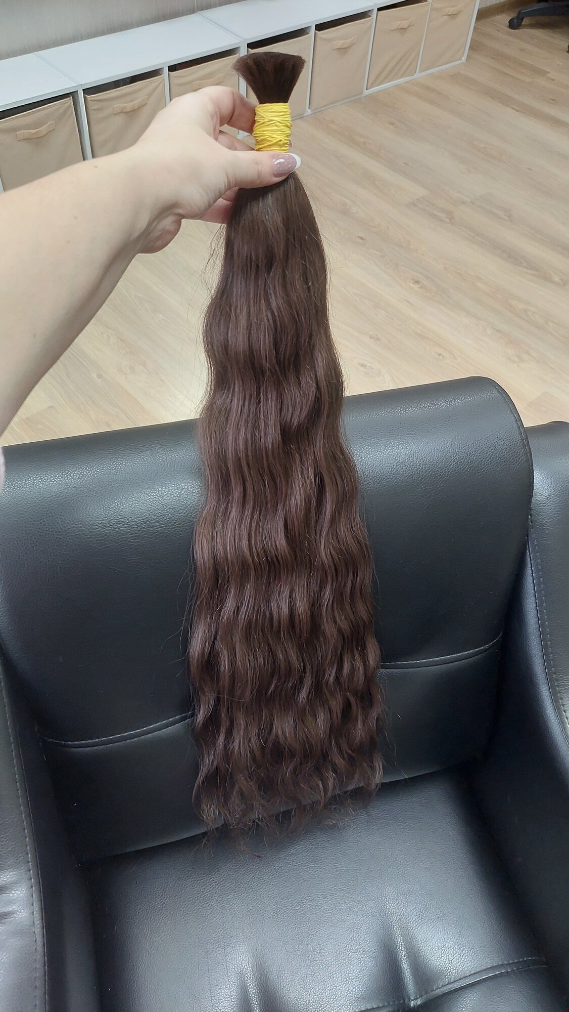 Натуральные волосы для наращивания 100г 70см, темно-каштановые/русые, природная волна, люкс