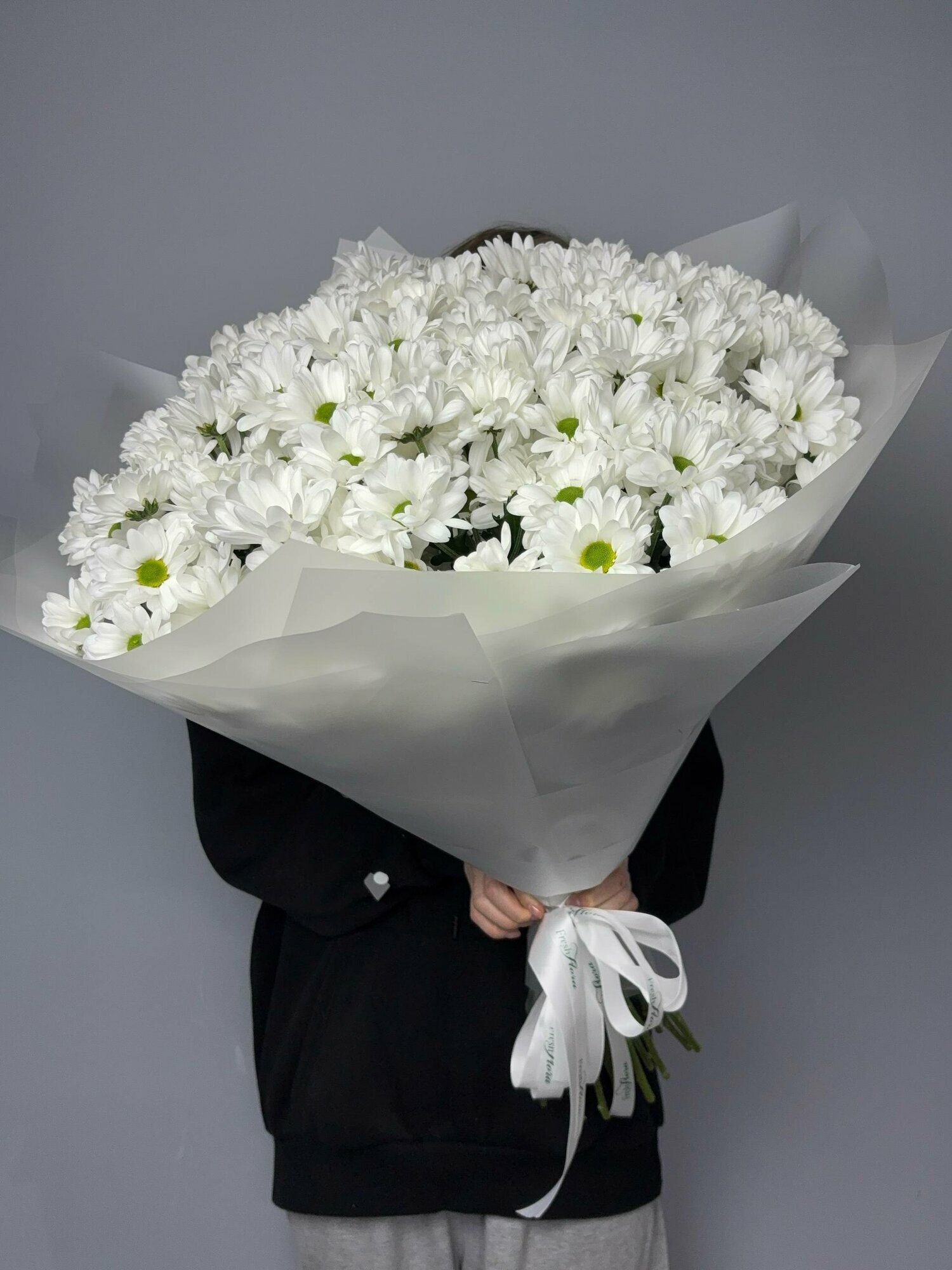 WEST FLORA Облако Нежности: пышный букет из 25 белых кустовых хризантем – купить с доставкой