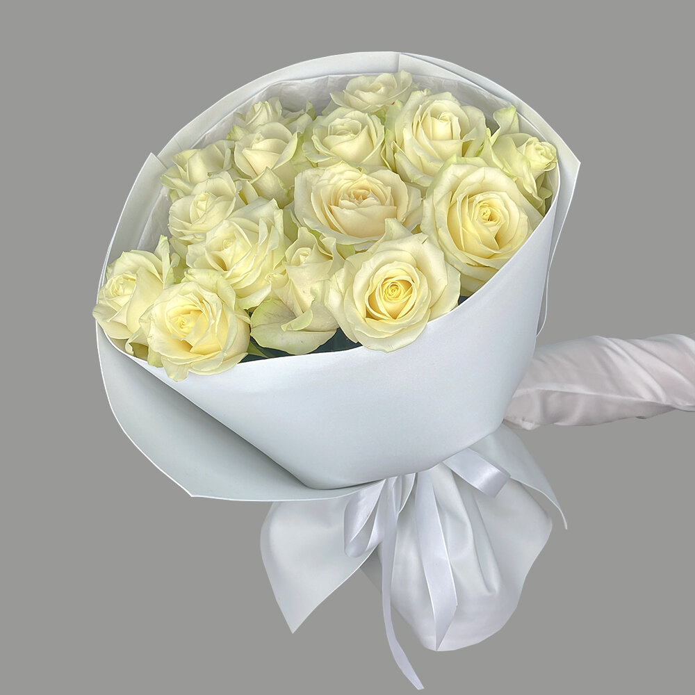 Букет белых роз 15 шт