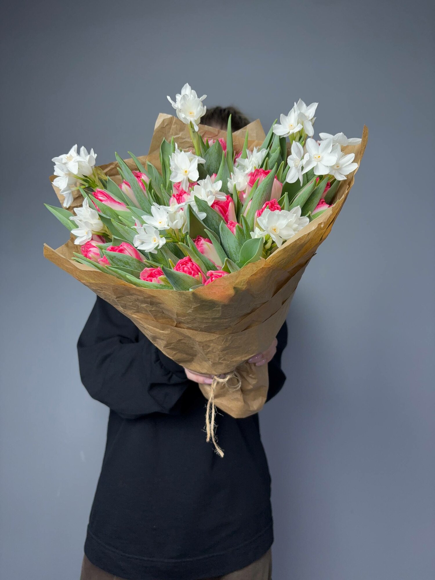 FRESH FLORA Весенний Микс: букет из 27 тюльпанов и 10 нарциссов – купить свежие цветы с доставкой в Москве