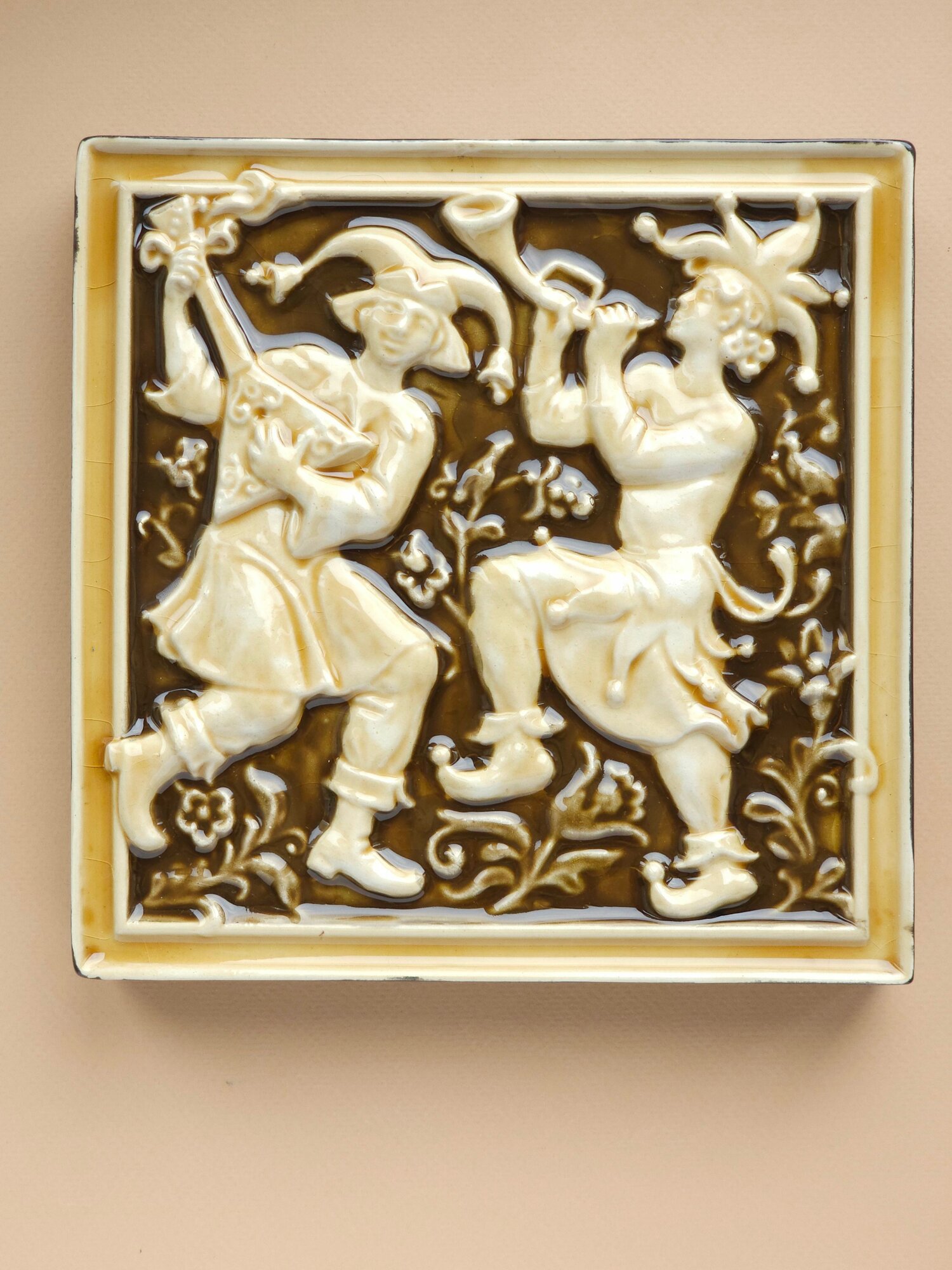 Изразец Скоморохи. Панно, настенный декор, плакетка, украшение настенное интерьерное. Ярославская майолика. Керамика ручной работы. Сделано в России.