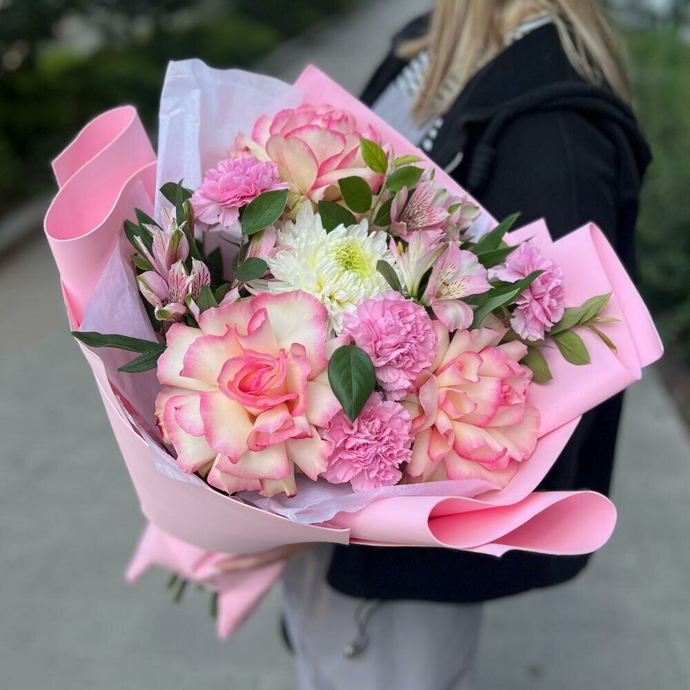 Букет из французских роз, альстромерий, хризантемы и кружевных диантусов - римская роза