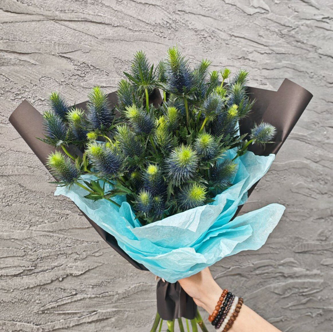 Монобукет из экзотического растения эрингиум. Дизайнерский букет