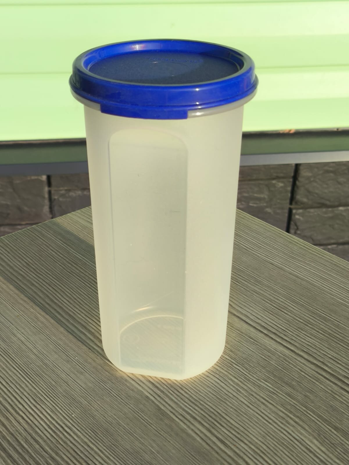 TUPPERWARE Компактус круглый объемом 650 мл матово-прозрачного цвета с синей крышкой