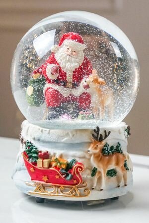Музыкальный снежный шар санта С нежным олененком, полистоун, стекло, 15 см, Sigro 50-2081