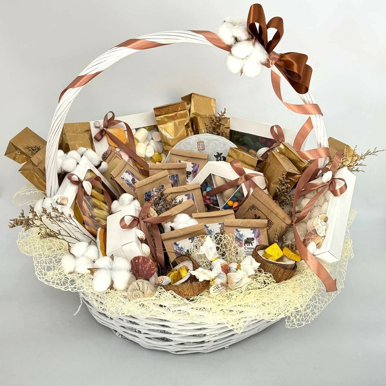 Гигантская подарочная корзина с элитным чаем Пуэр, зерновым бразильским кофе и сладостями
