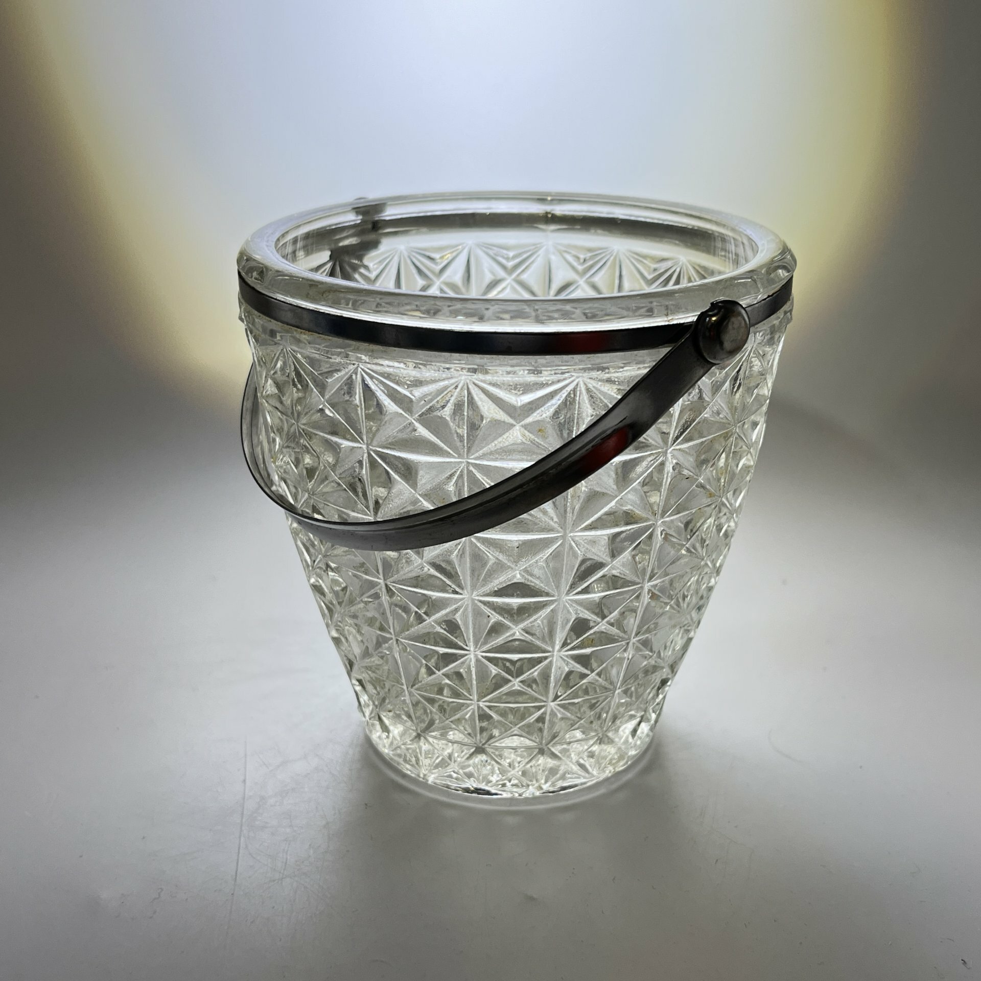 Конфетница в виде корзинки с резным геометрическим декором, стекло, металл