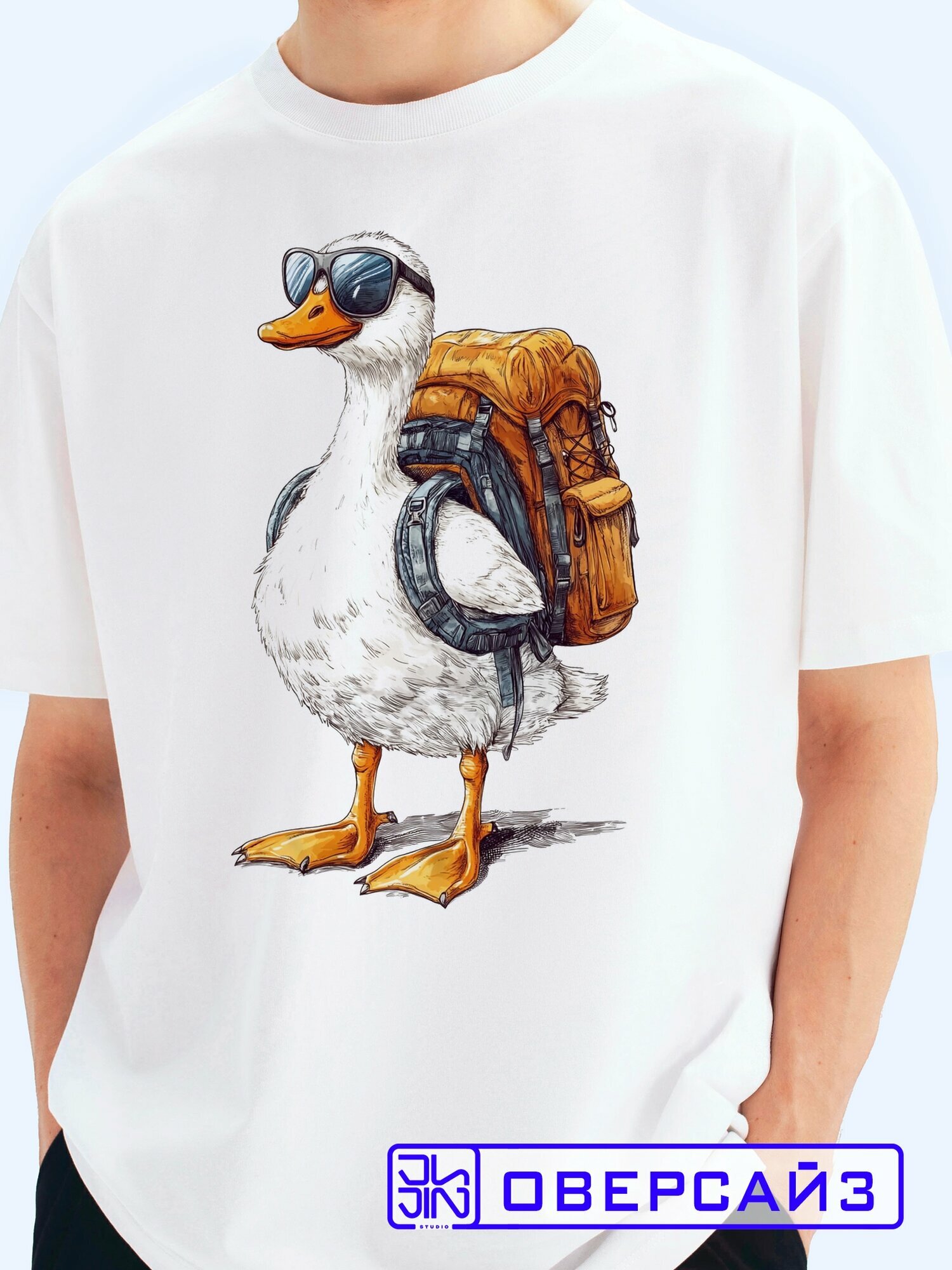 Футболка оверсайз мужская с принтом Веселая белая утка в черно-белых очках с ярким рюкзаком смешной принт, белый хлопковый трикотаж с прикольным рисунком на груди