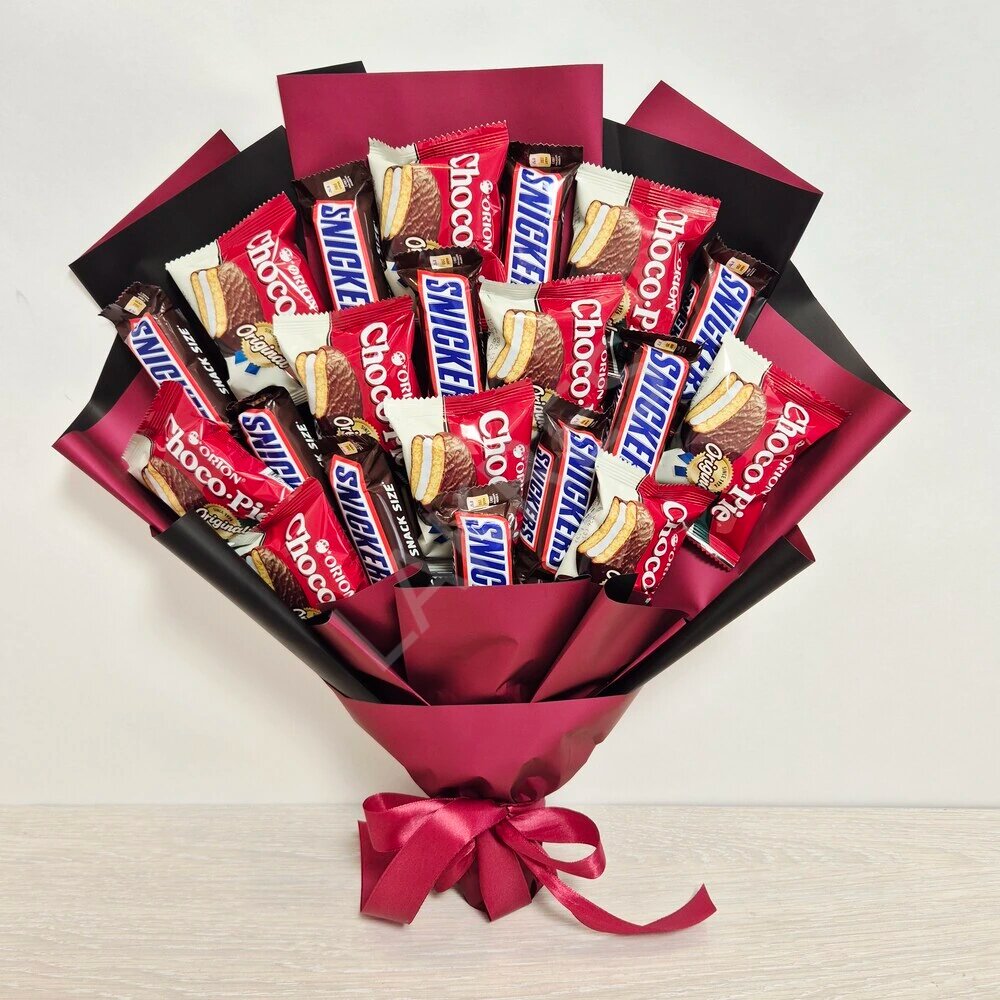 Сладкий букет LAKRES "Комплимент" из батончиков Сникерс и Чоко Пай