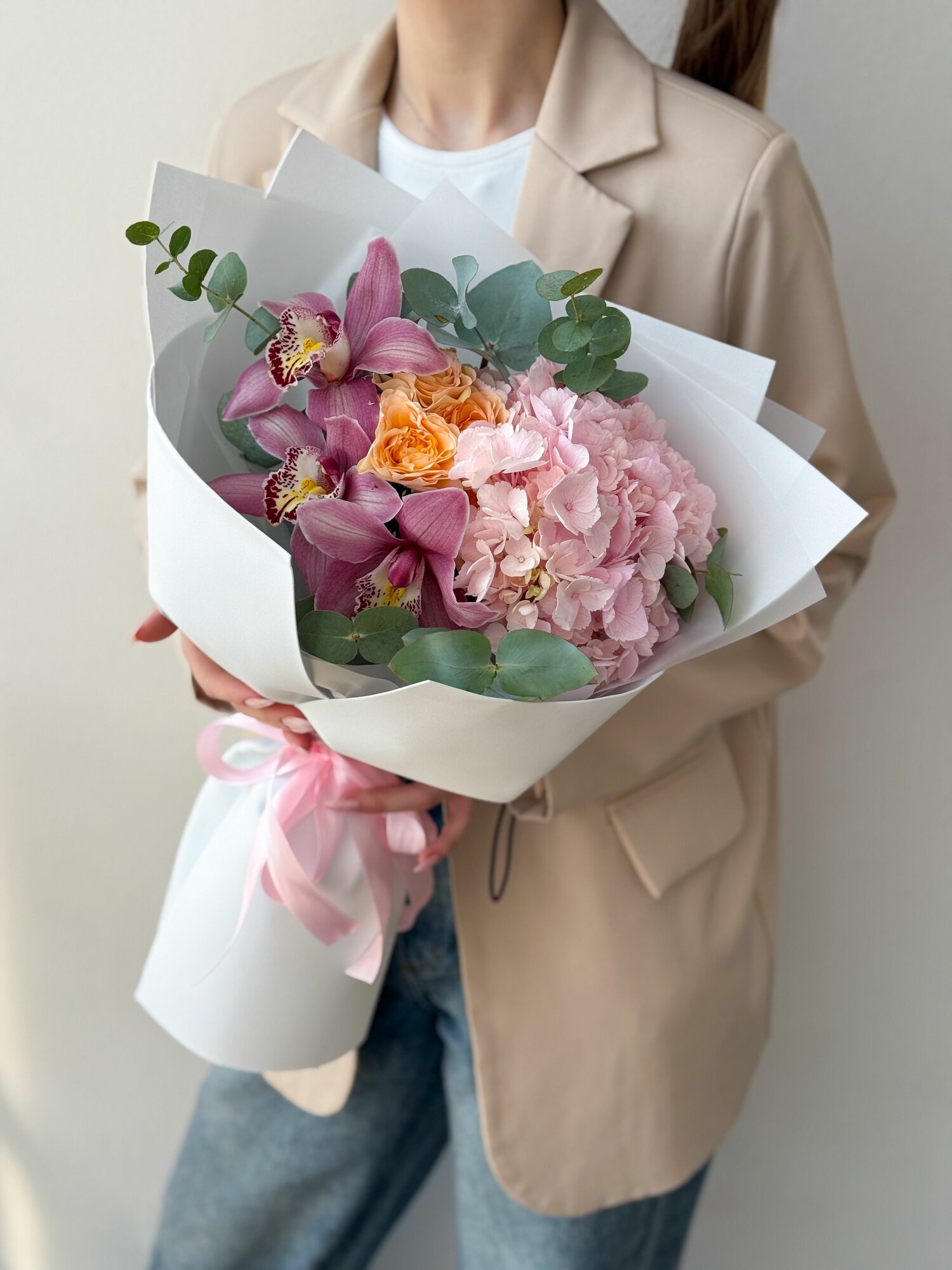 Букет "Абрикосово-вишневый " с кустовыми розами, розовой орхидеей, и пышной гортензией