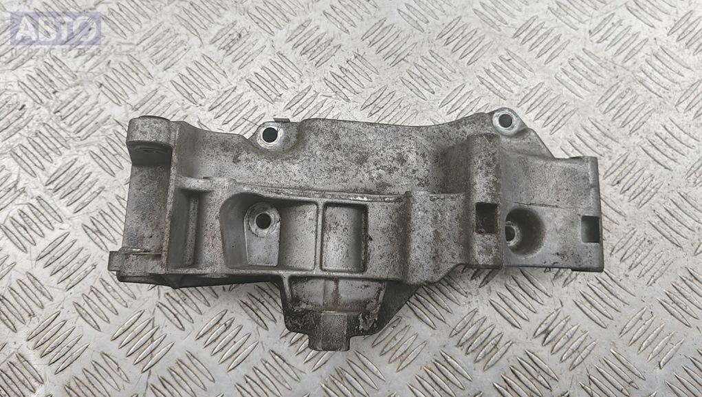 Кронштейн генератора Volkswagen Golf-4