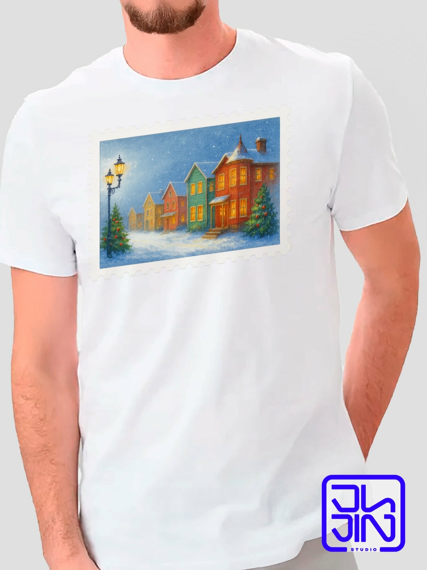 Футболка классическая мужская с авторским принтом Темно-синяя зимняя улица с выразительными домами и белым снегом, белый хлопковый трикотаж с прикольным рисунком на груди