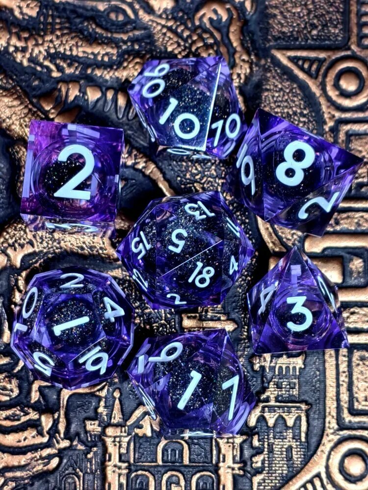 Набор кубиков для DnD - Фиолетовые кубики днд с белыми буквами, дайсы для настольных игр, кости игральные из прозрачной смолы с фиолетовым песком