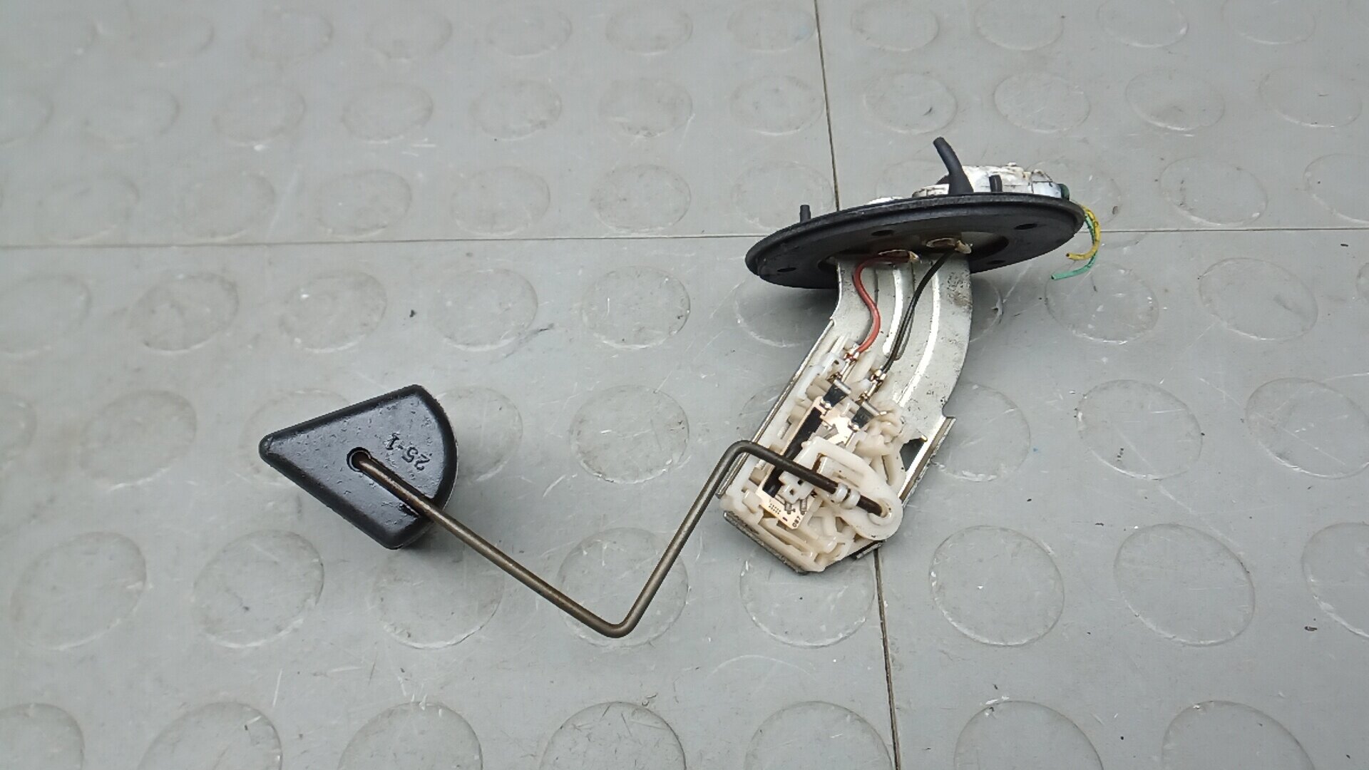 Датчик уровня топлива TOYOTA RAV 4 CA40, Номер 8332049215