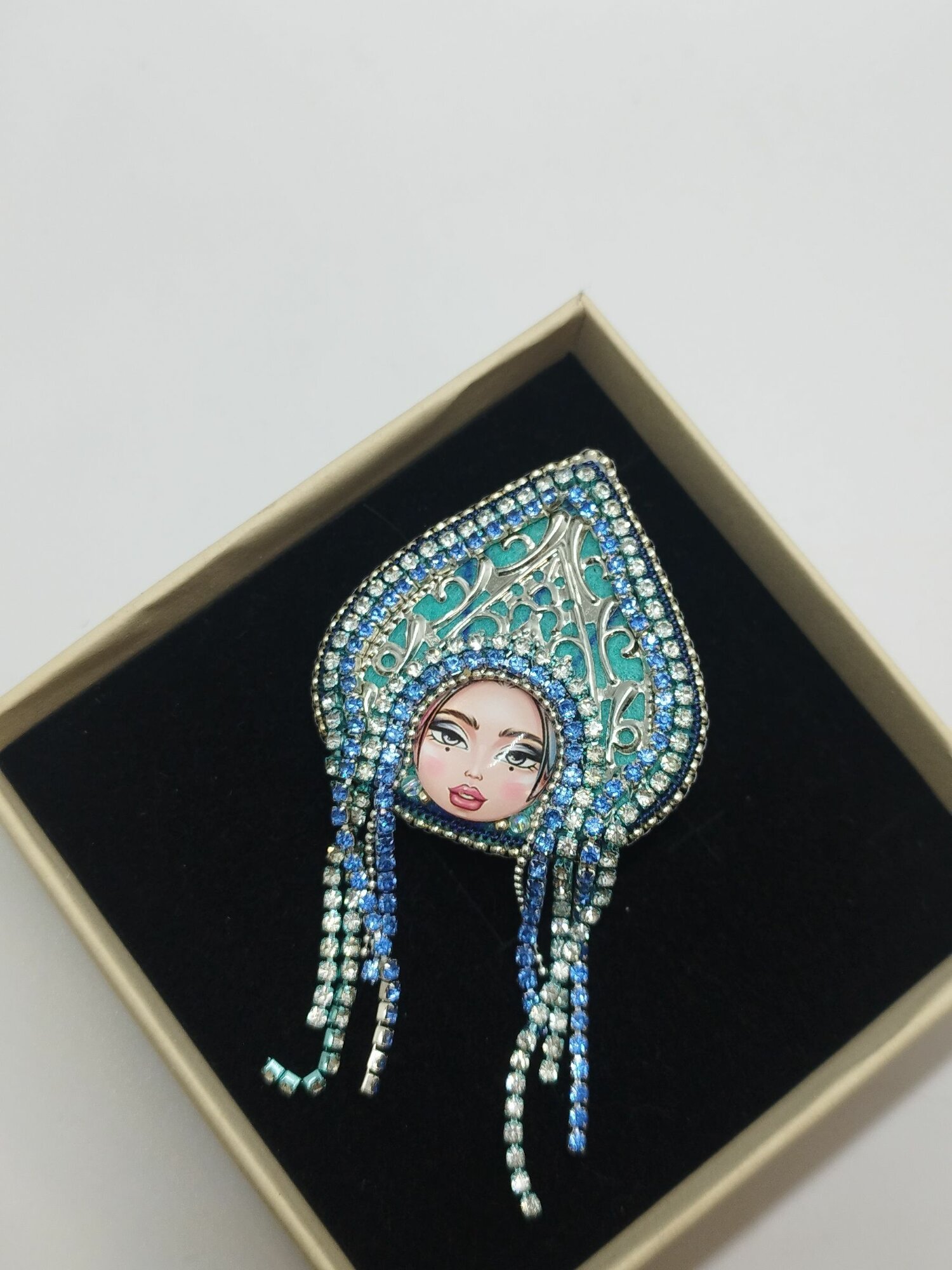 Брошь, стразы