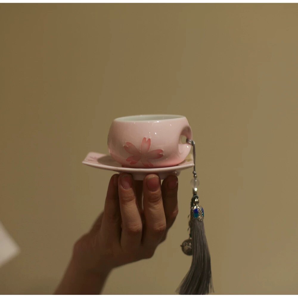 Элегантный набор чайной чашки и блюдца Arita Porcelain в мягком розовом цвете сакуры, объем 60 мл, ручная керамика для