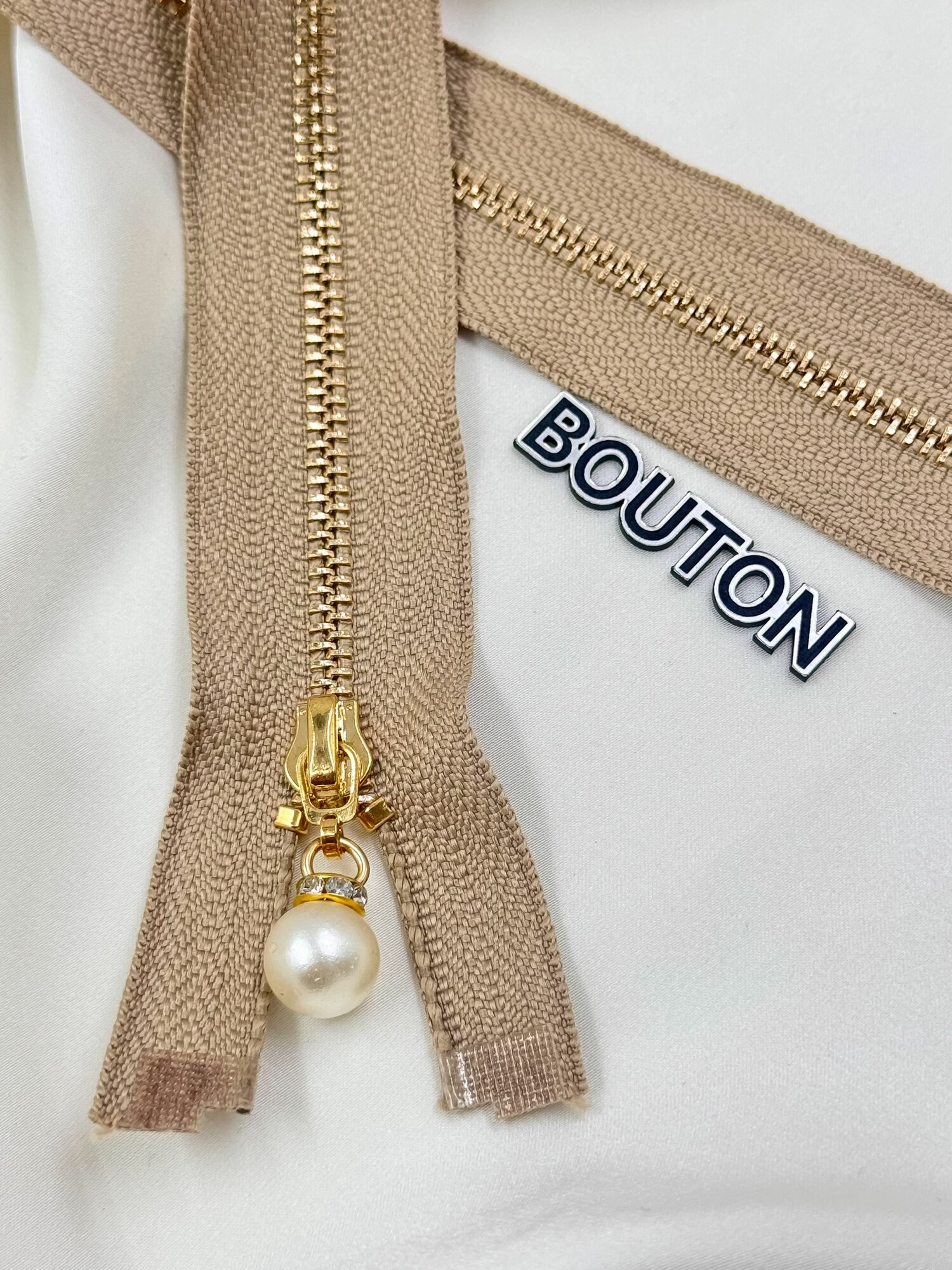 Молния неразъемная бежевая с жемчугом 15 см