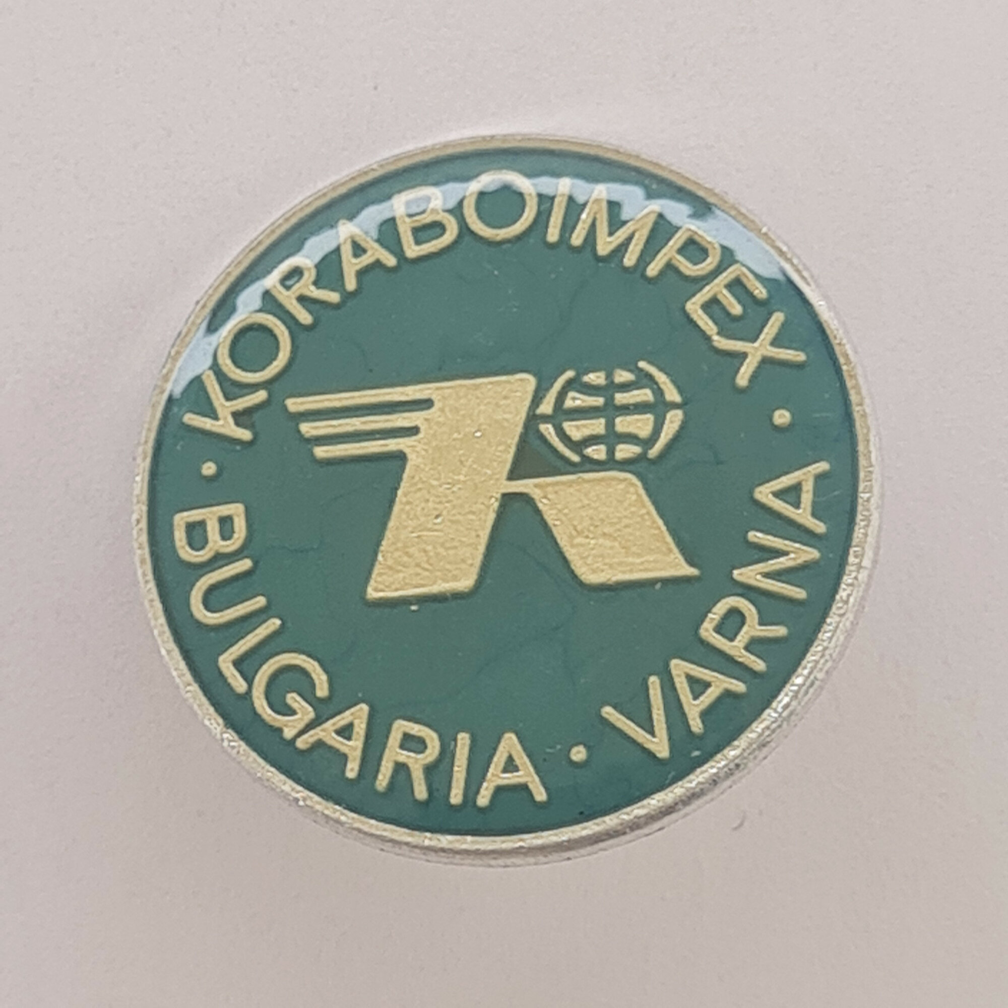 Значок СССР. Koravoiimpex Bulgaria Varna, торговля и логотип с глобусом. Винтажный значек.