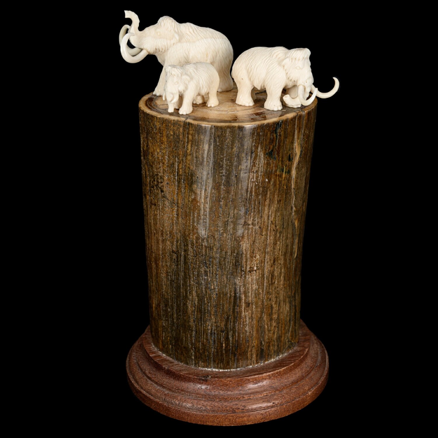 Скульптура из бивня мамонта "Семья мамонтов"