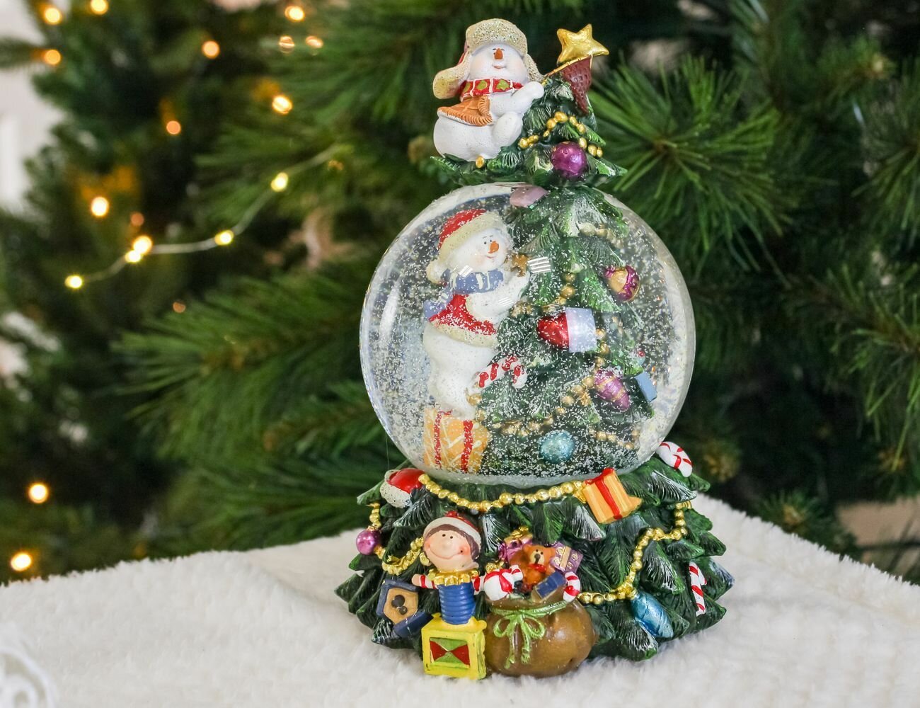 Музыкальный снежный шар снеговики-затейники на ёлке, полистоун, стекло, 18 см, Sigro 50-0393