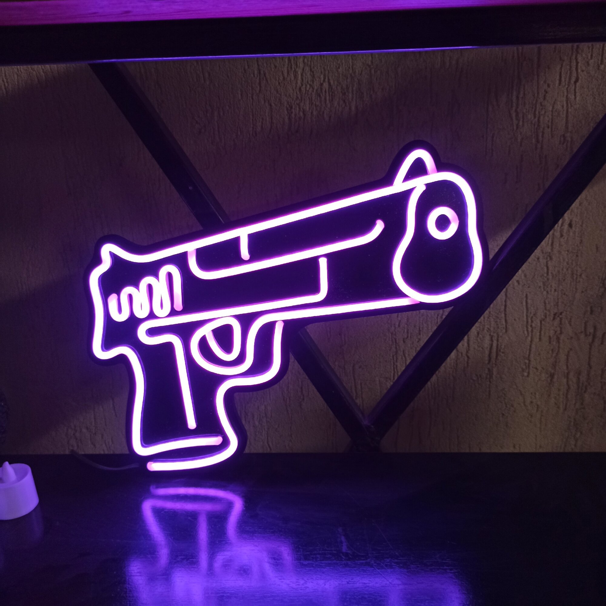 Ночник неоновый Черный пистолет, 35х29 см, фиолетовый