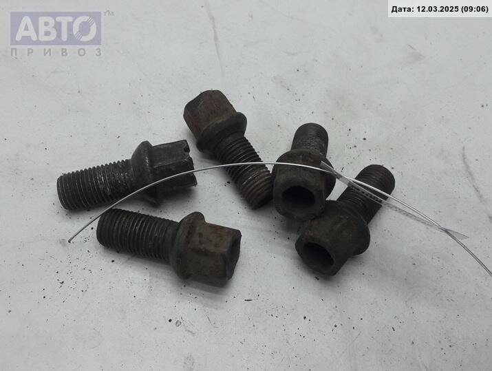 Болт колесный (гайка колесная) Volkswagen Passat B5+ (GP)