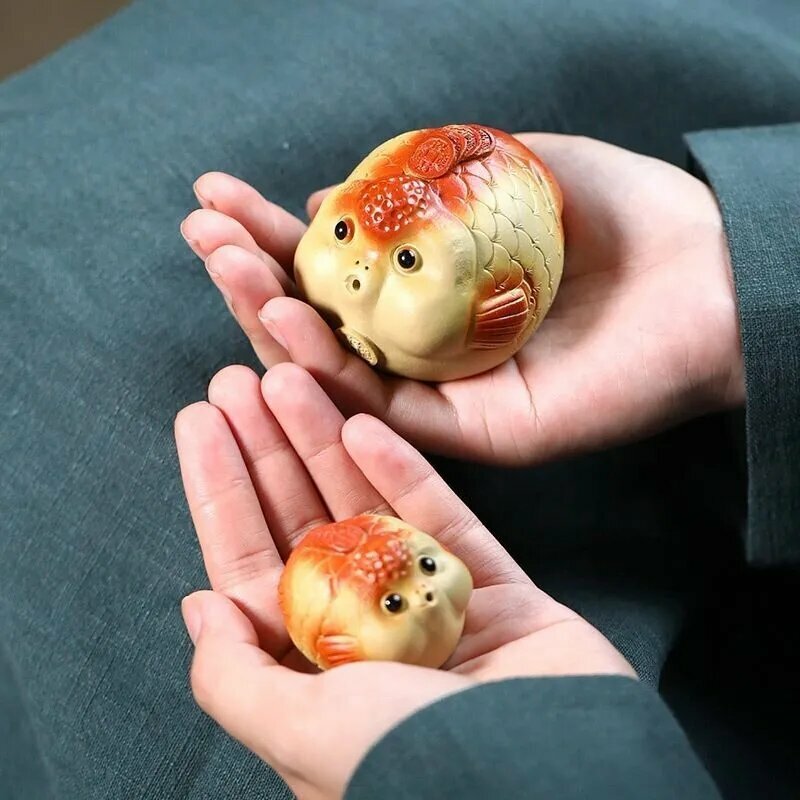 Статуэтка золотой рыбки, которая блевала пузырямиФигурка для чайной церемонии