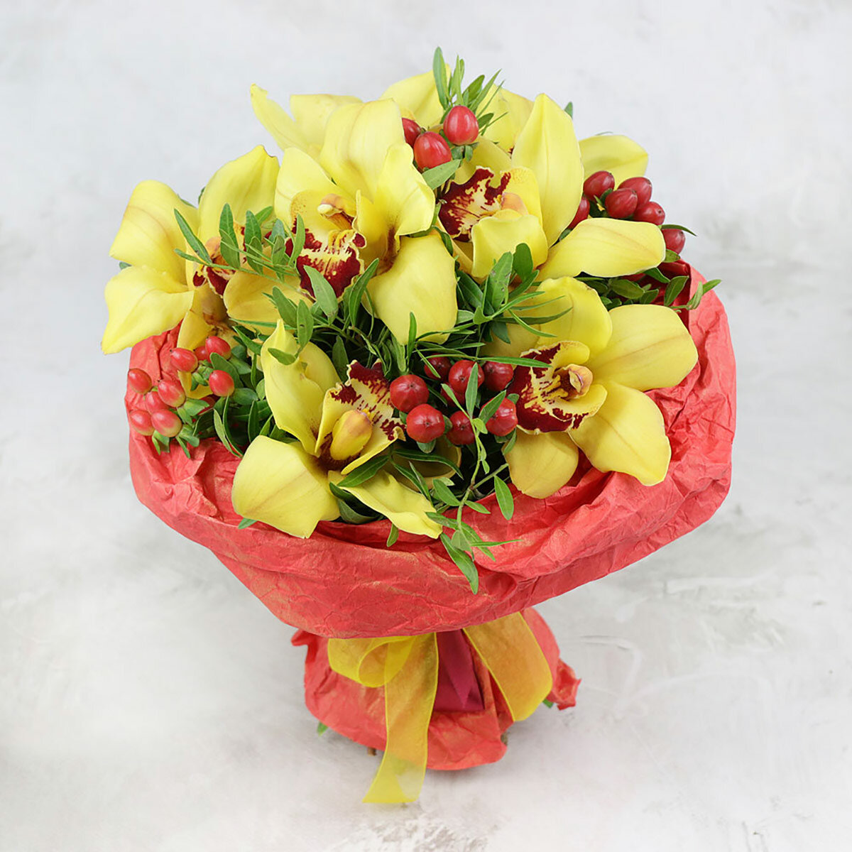 Букет Букет Маркет "Орхидея и гиперикум", S, на стеблях, в пленке