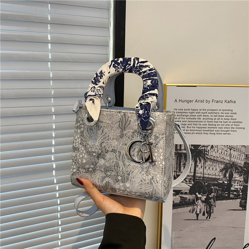 Элитная женская сумка Lady Dior, новая модель 2025 года, сумка на плечо и через плечо, универсальная текстура, изысканная вышивка.