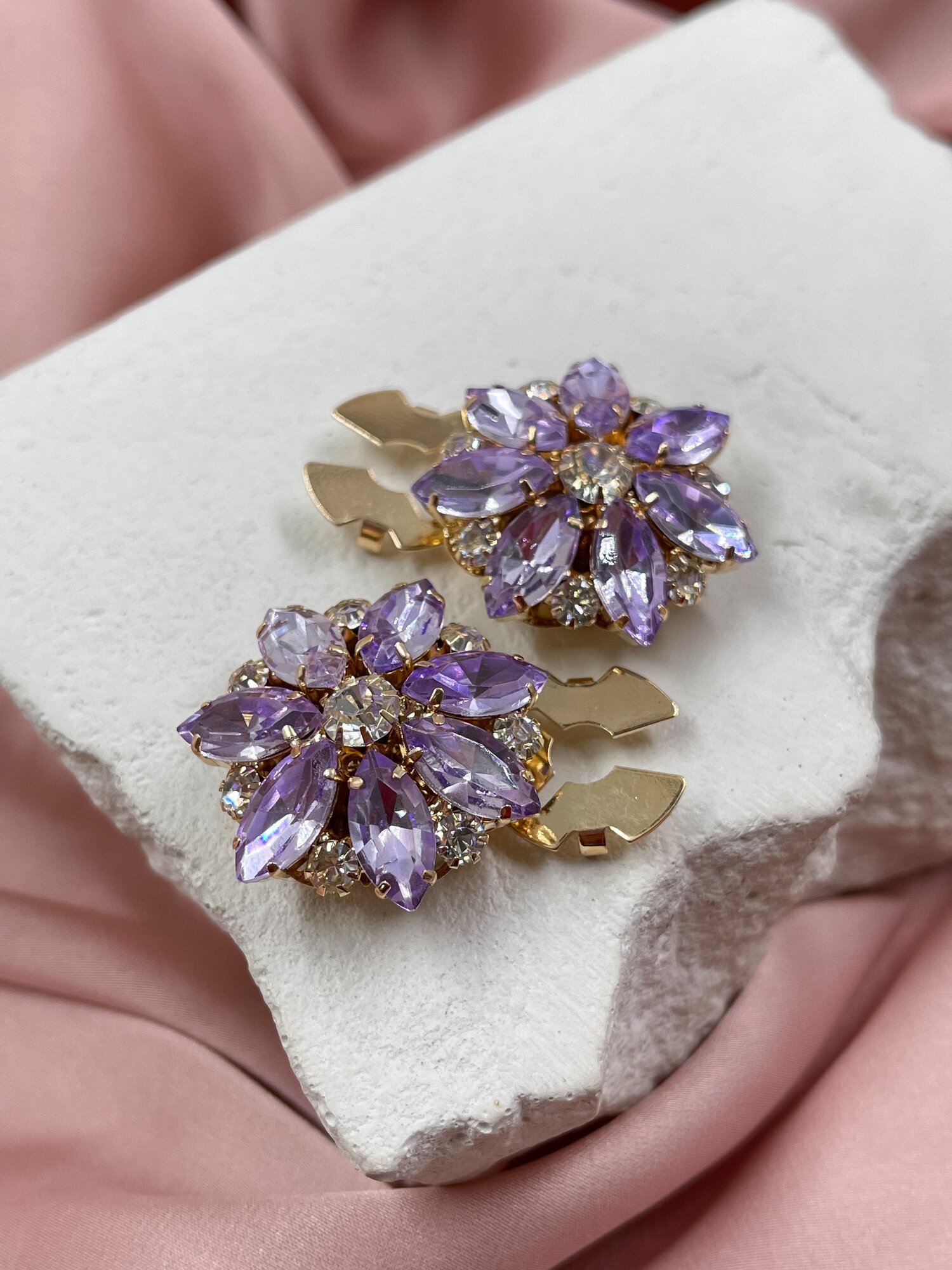 Накладки на пуговицы золотистые в форме цветка с фиолетовыми стразами