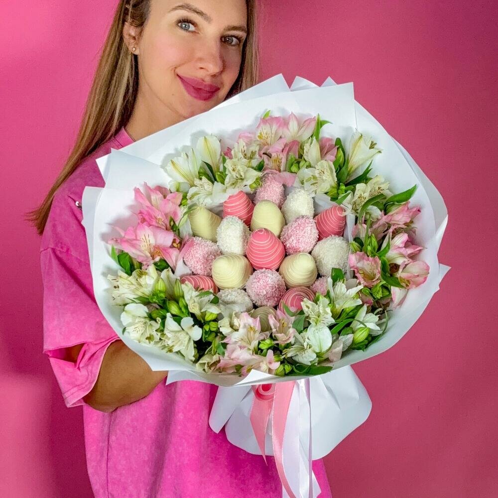 Букет из цветов и клубники в Бельгийском шоколаде. Подарочный набор T1192