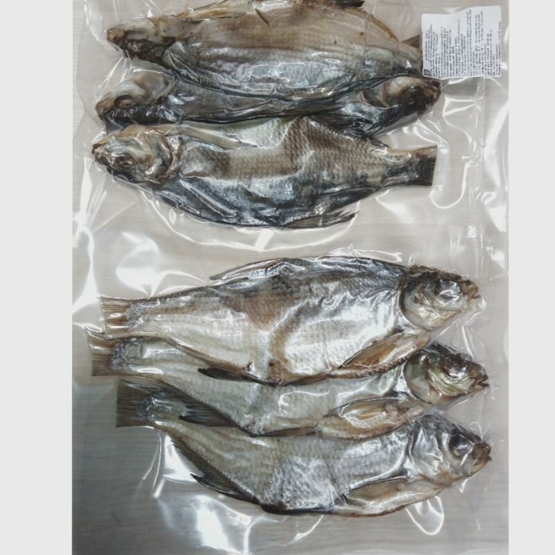 Лещ вяленый неразделанный в вакуумной упаковке 1000г