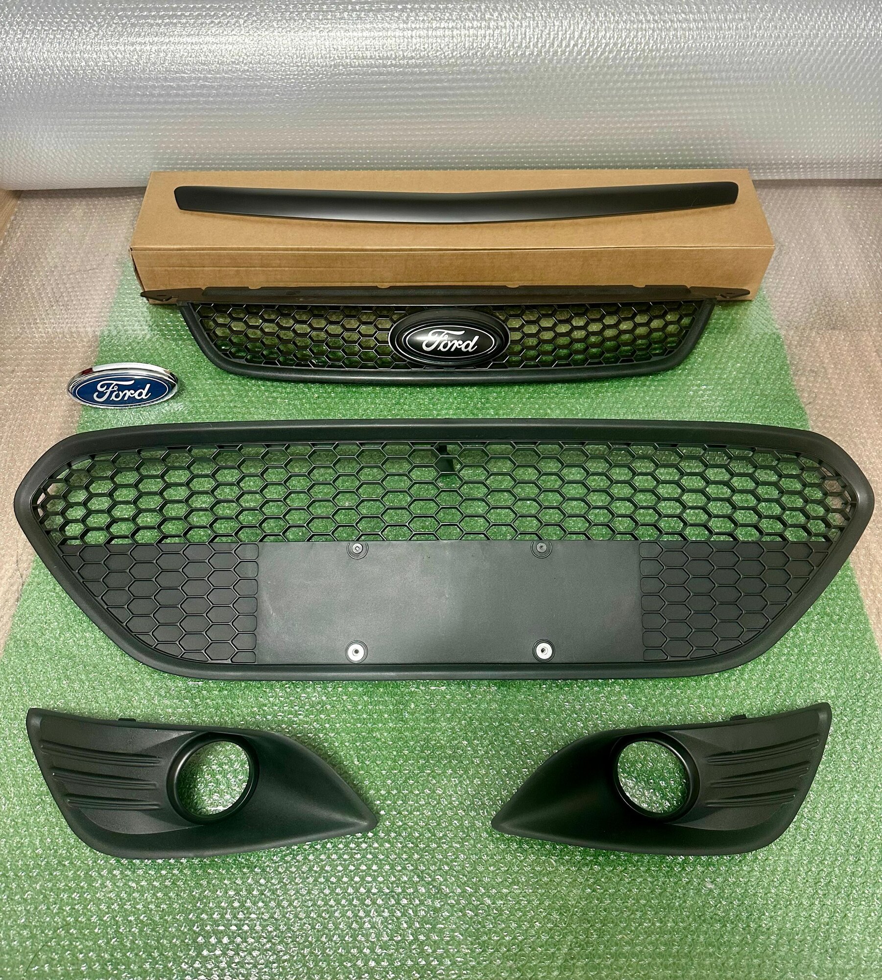 Комплект решеток и накладок Ford Focus 2 (2008-2011): решётка радиатора + молдинг капота + накладки ПТФ (антихром)