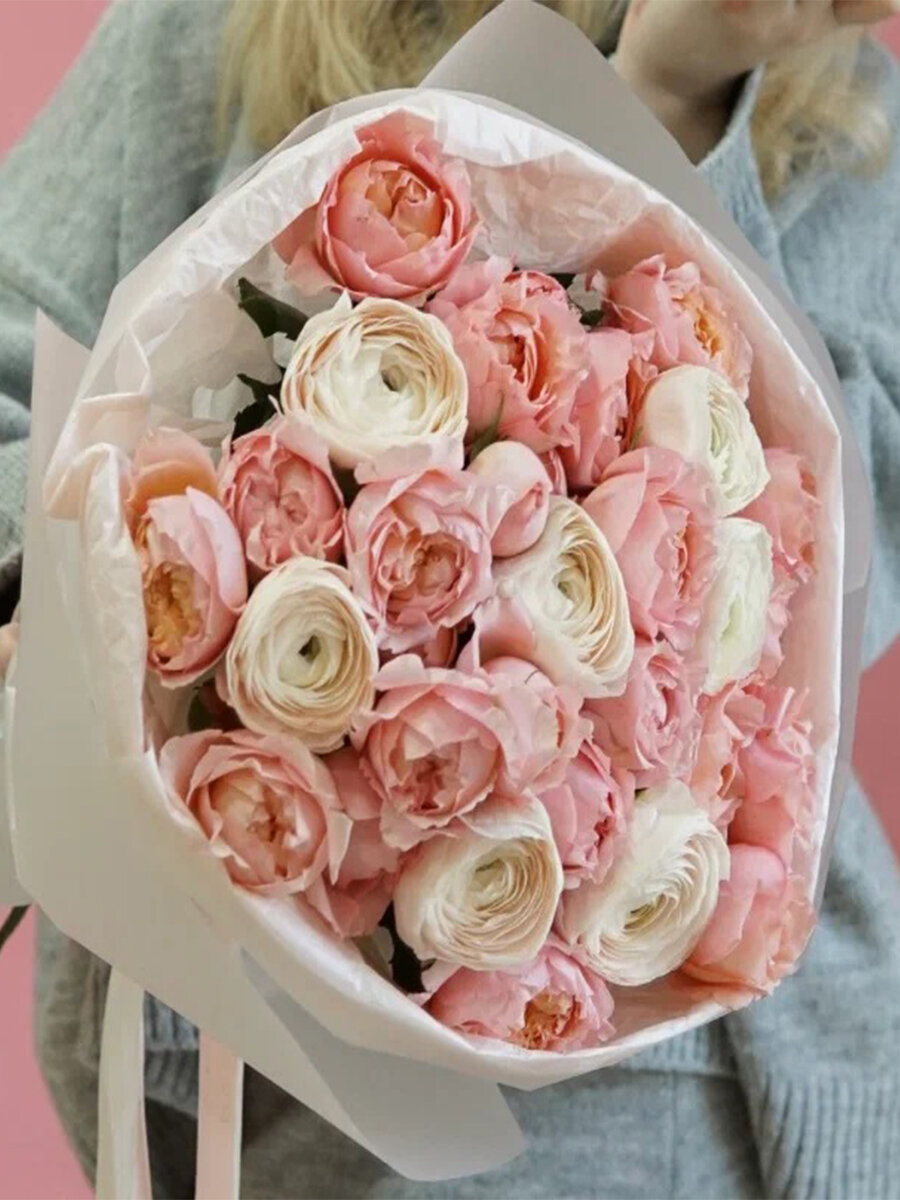 Букет живых красивых цветов N1flor из 7 ранункулюсов и 6 пионовидных роз, 48 см.