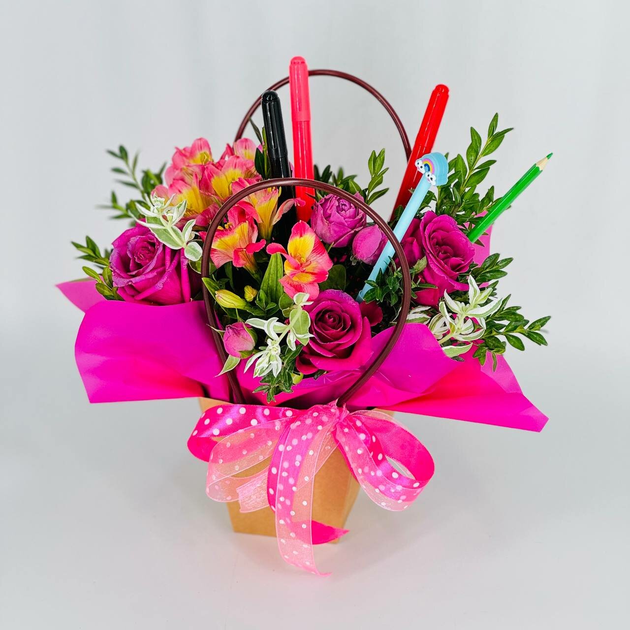 Сумочка с цветами на 1 сентября для учителя. Цветы в сумке роза, альстромерия, молочай