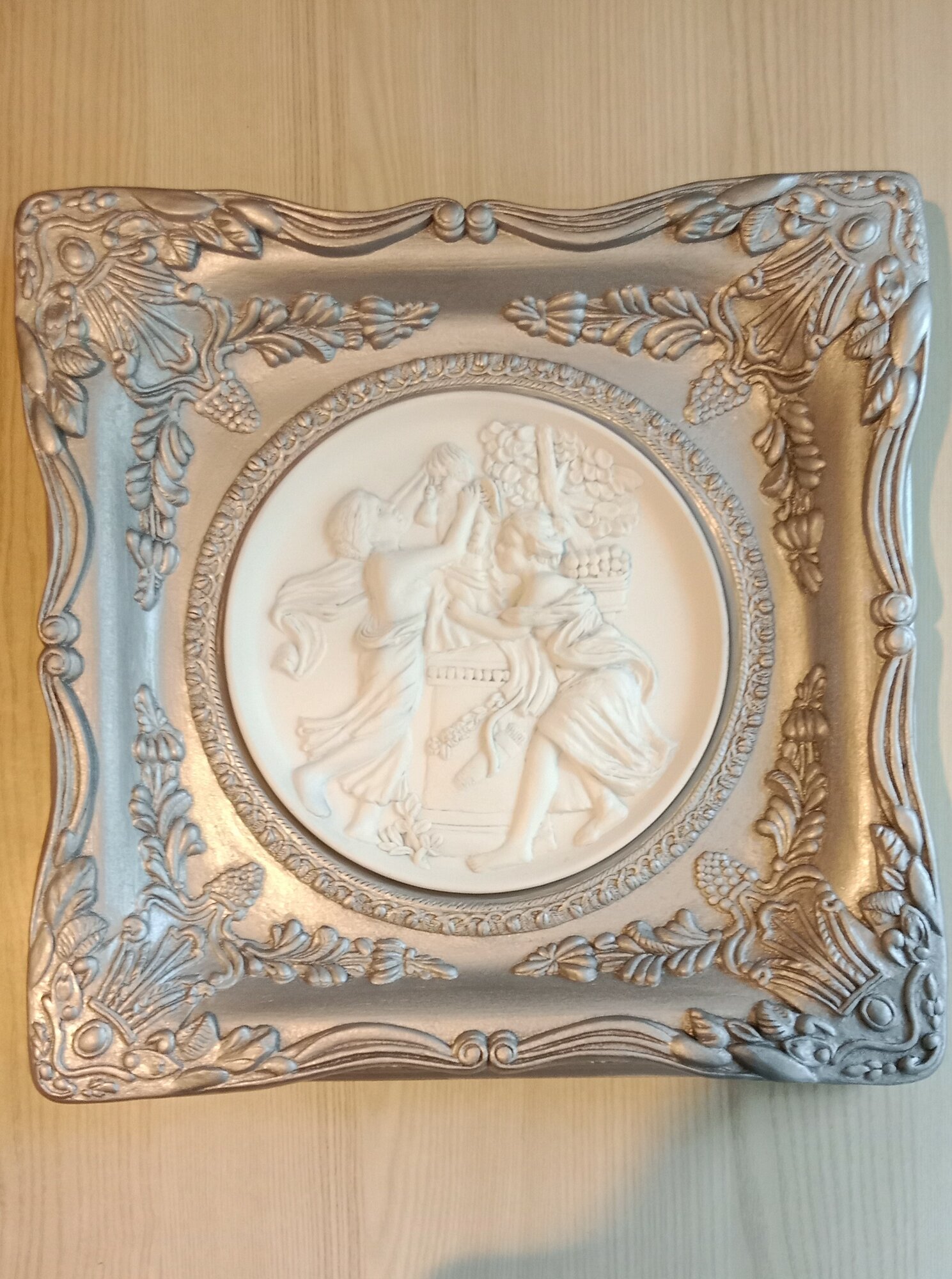 Декоративная тарелка-барельеф Венера и Амур в серебряной раме