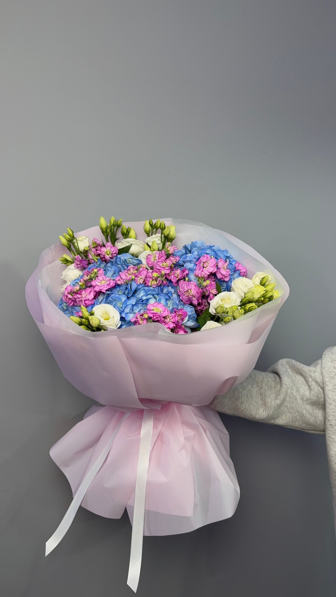 WEST FLORA Букет «Голубая мечта» - эустомы, маттиола и гортензии в нежной палитре