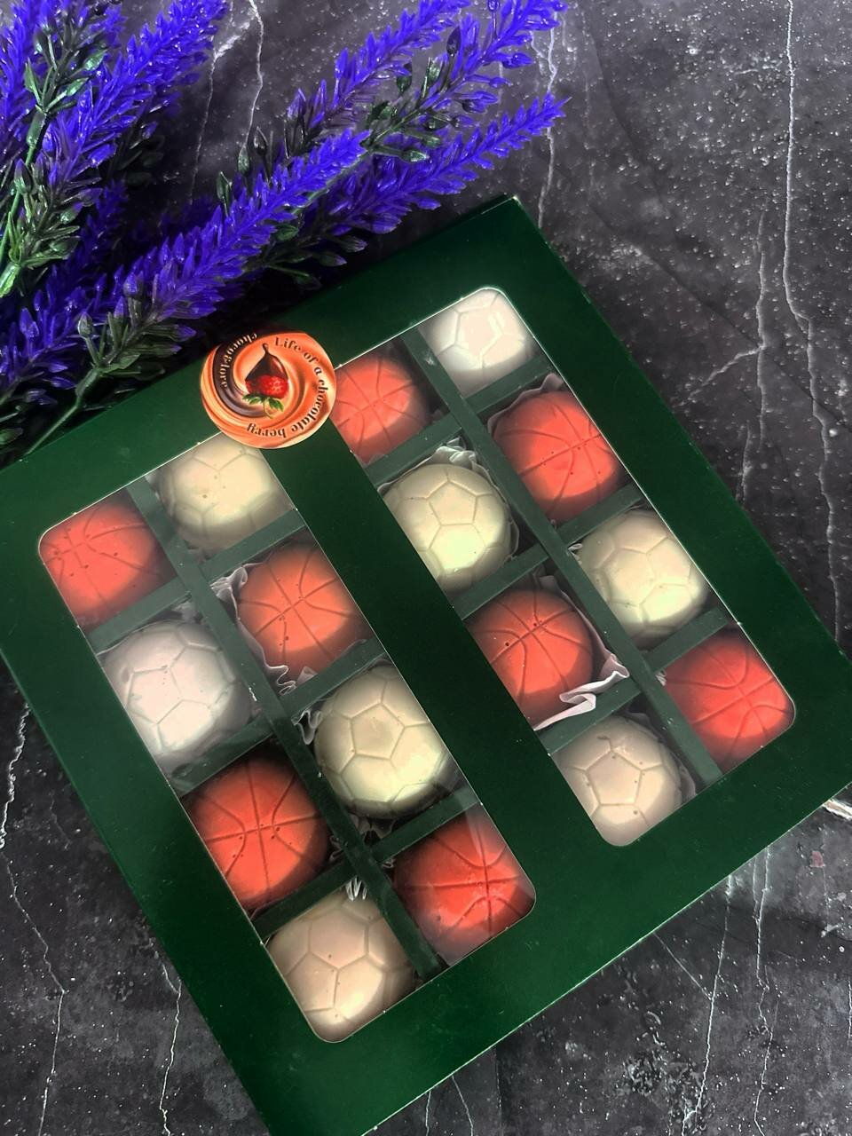 Шоколадный набор "Мячи", 16 шт, молочный шоколад, ассорти вкусов, белый цвет