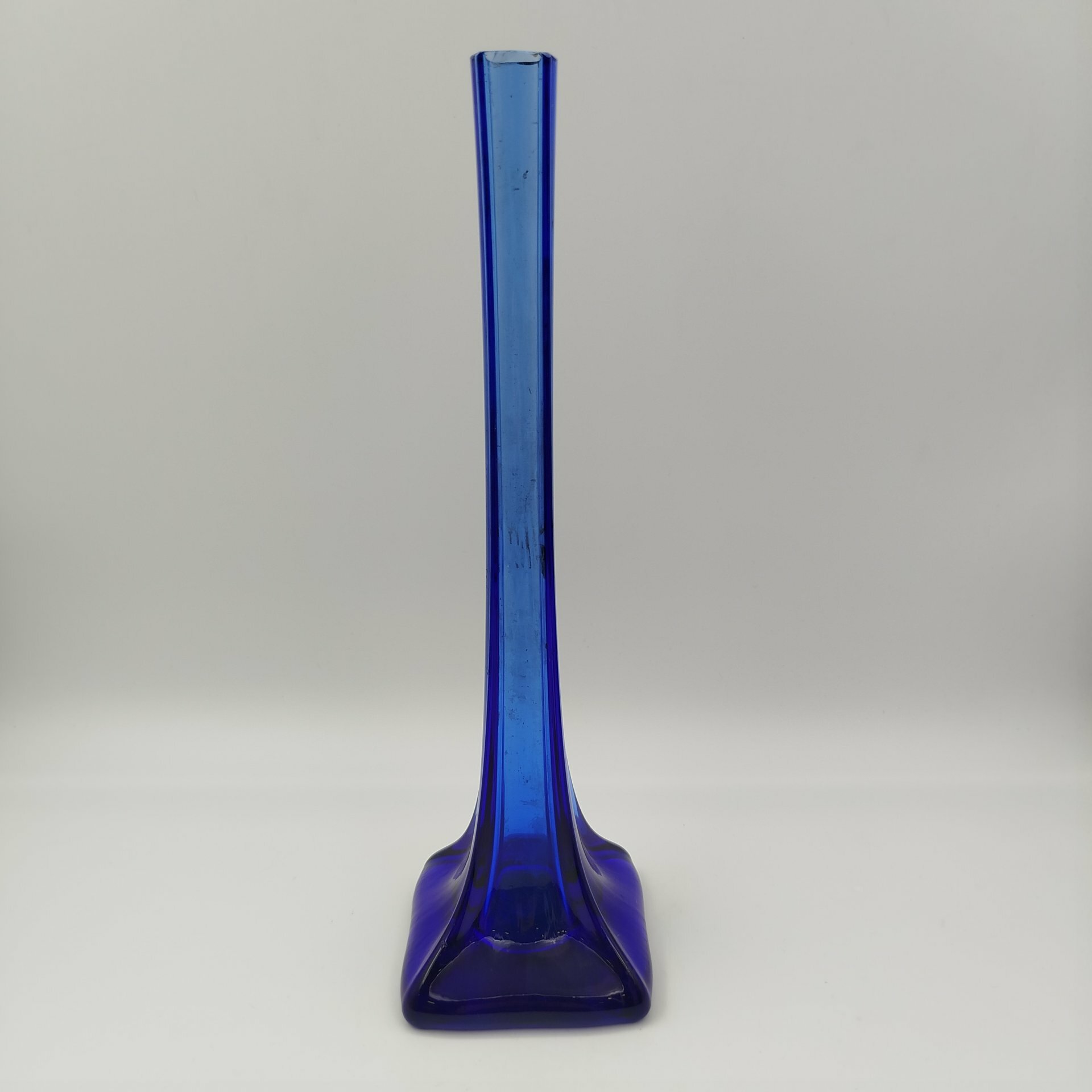 Ваза формы "Берц" синего цвета, стекло, выдувание, СССР, 1930-1970 гг.